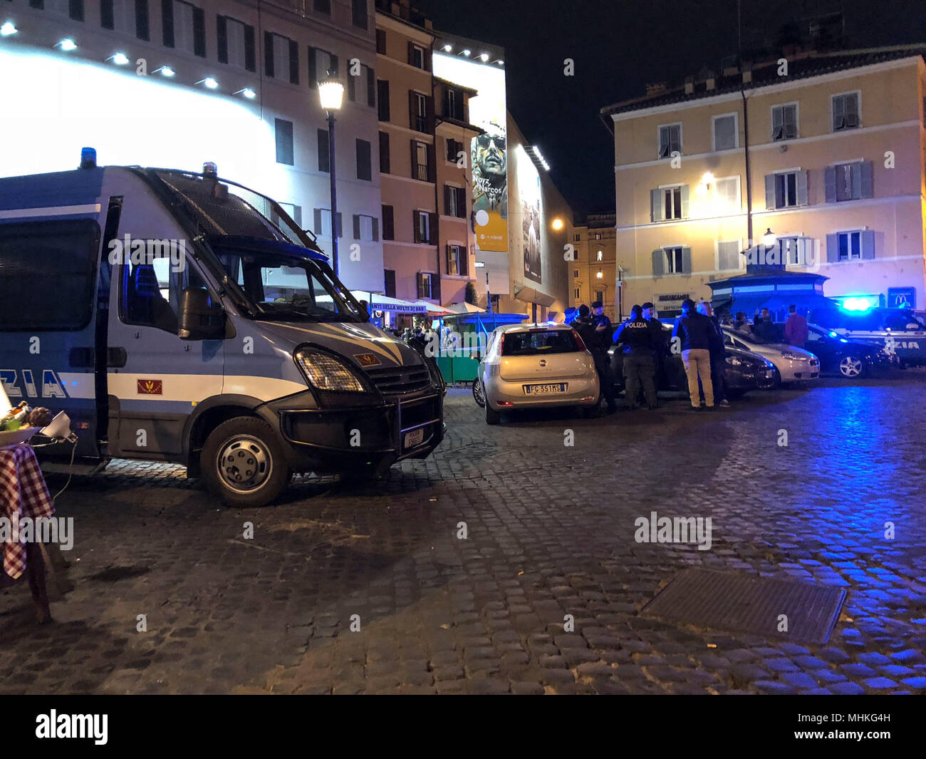 The first Liverpool fans arrived in Rome. Fountains fenced and fans in ...