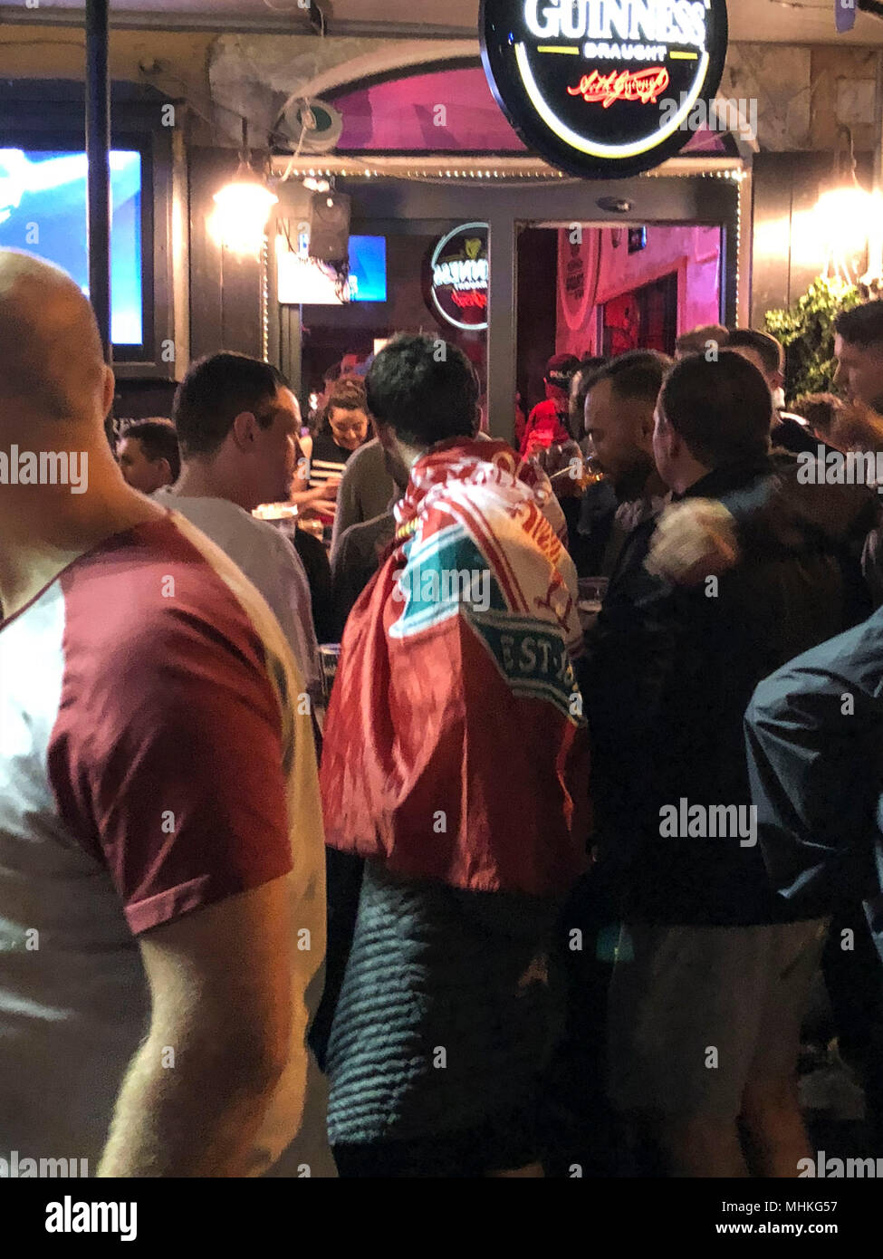 The first Liverpool fans arrived in Rome. Fountains fenced and fans in ...