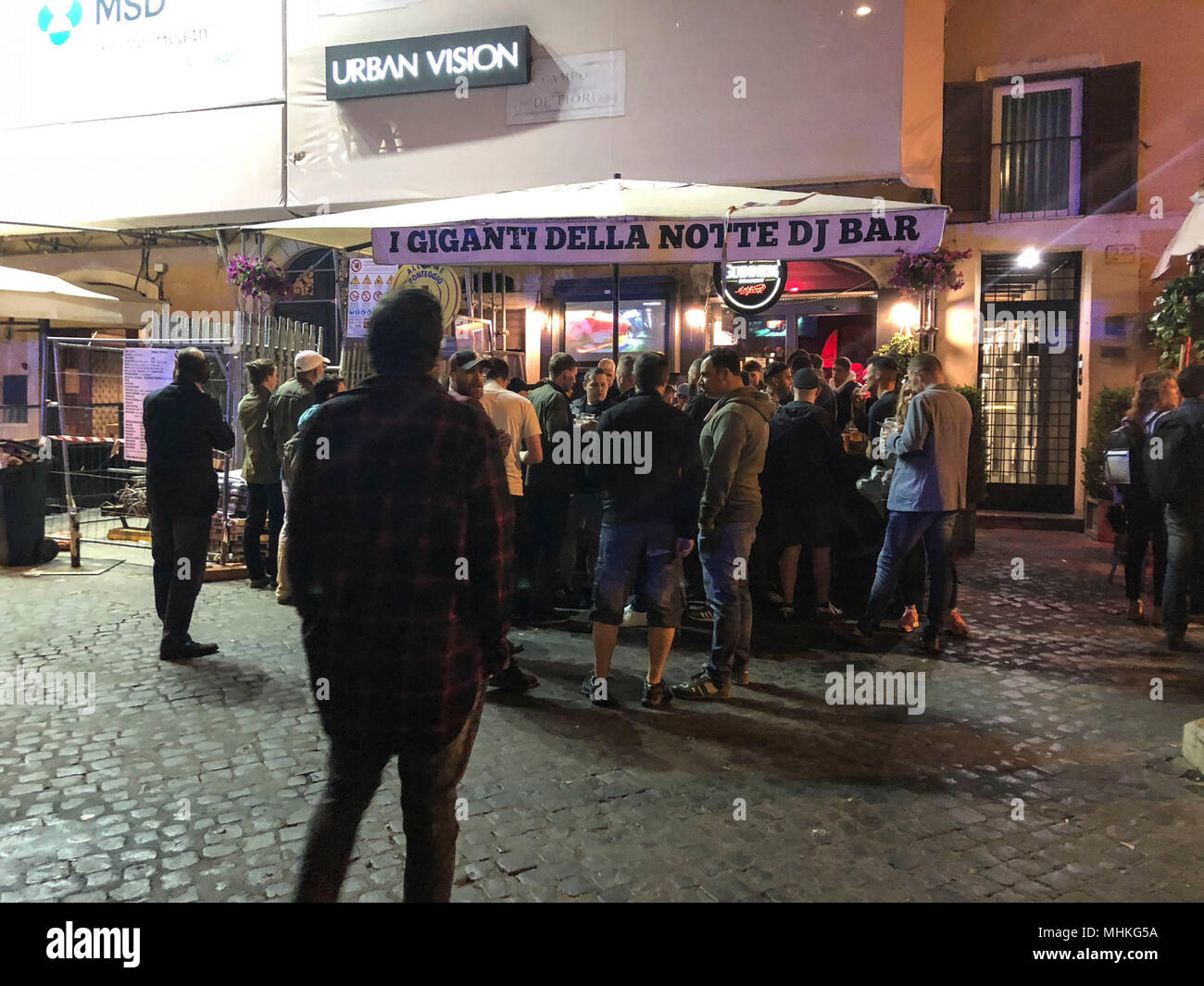 The first Liverpool fans arrived in Rome. Fountains fenced and fans in ...