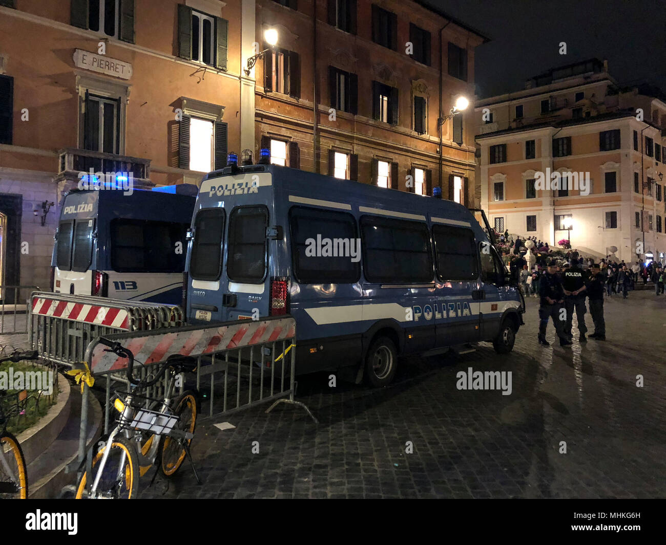 The first Liverpool fans arrived in Rome. Fountains fenced and fans in ...