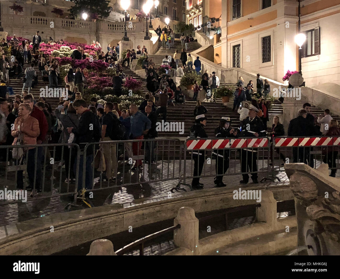 The first Liverpool fans arrived in Rome. Fountains fenced and fans in ...