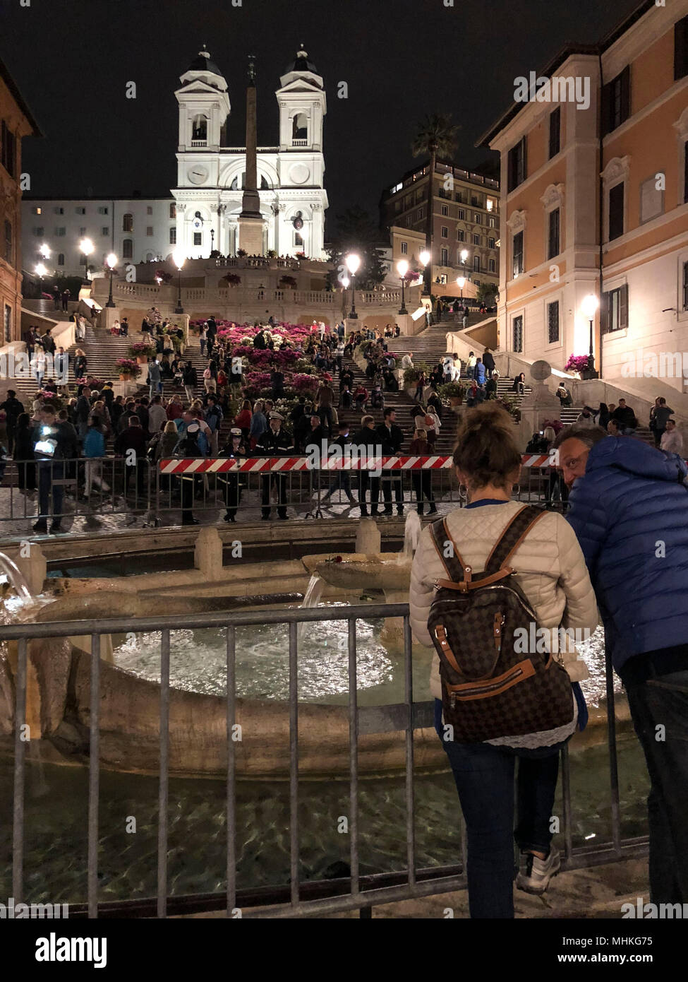 The first Liverpool fans arrived in Rome. Fountains fenced and fans in ...