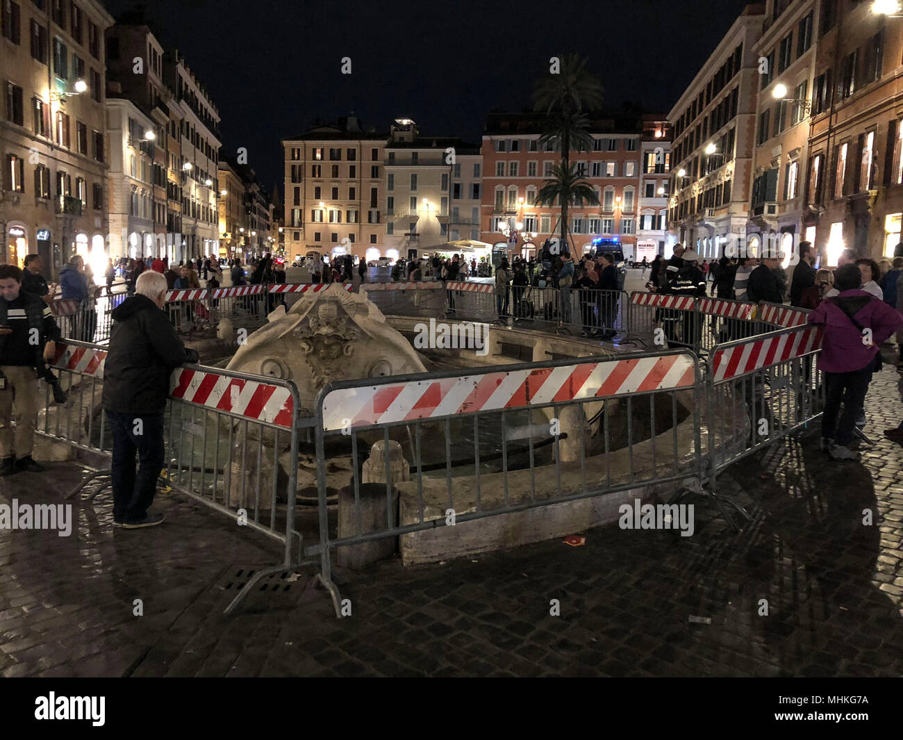 The first Liverpool fans arrived in Rome. Fountains fenced and fans in ...