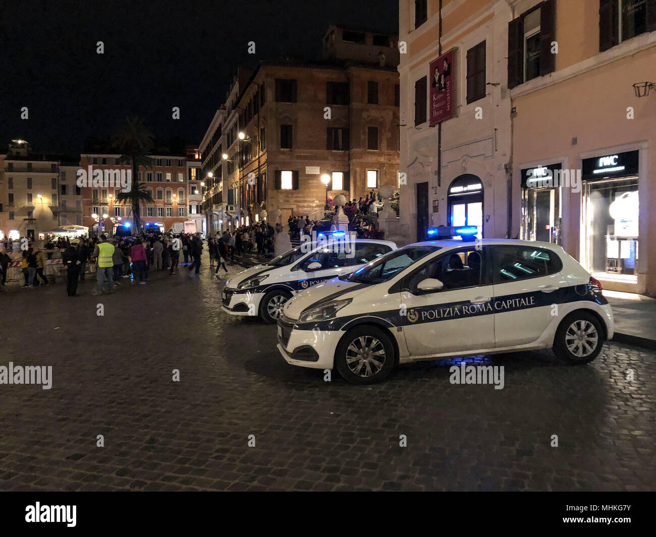 The first Liverpool fans arrived in Rome. Fountains fenced and fans in ...