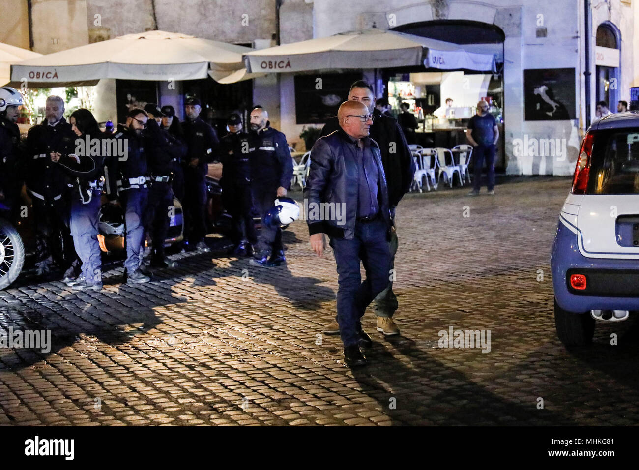The first Liverpool fans arrived in Rome. Fountains fenced and fans in ...