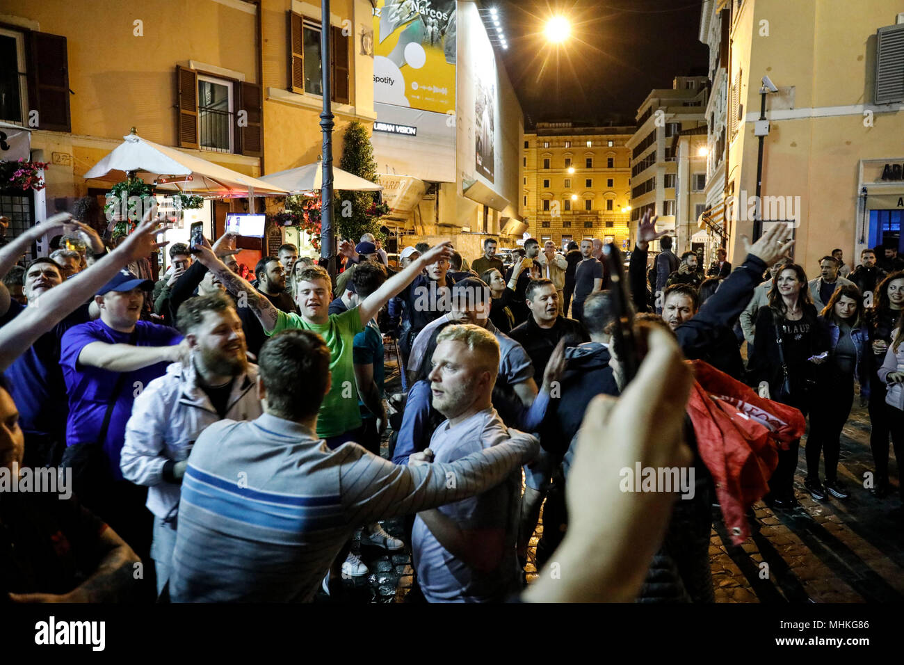 The first Liverpool fans arrived in Rome. Fountains fenced and fans in ...