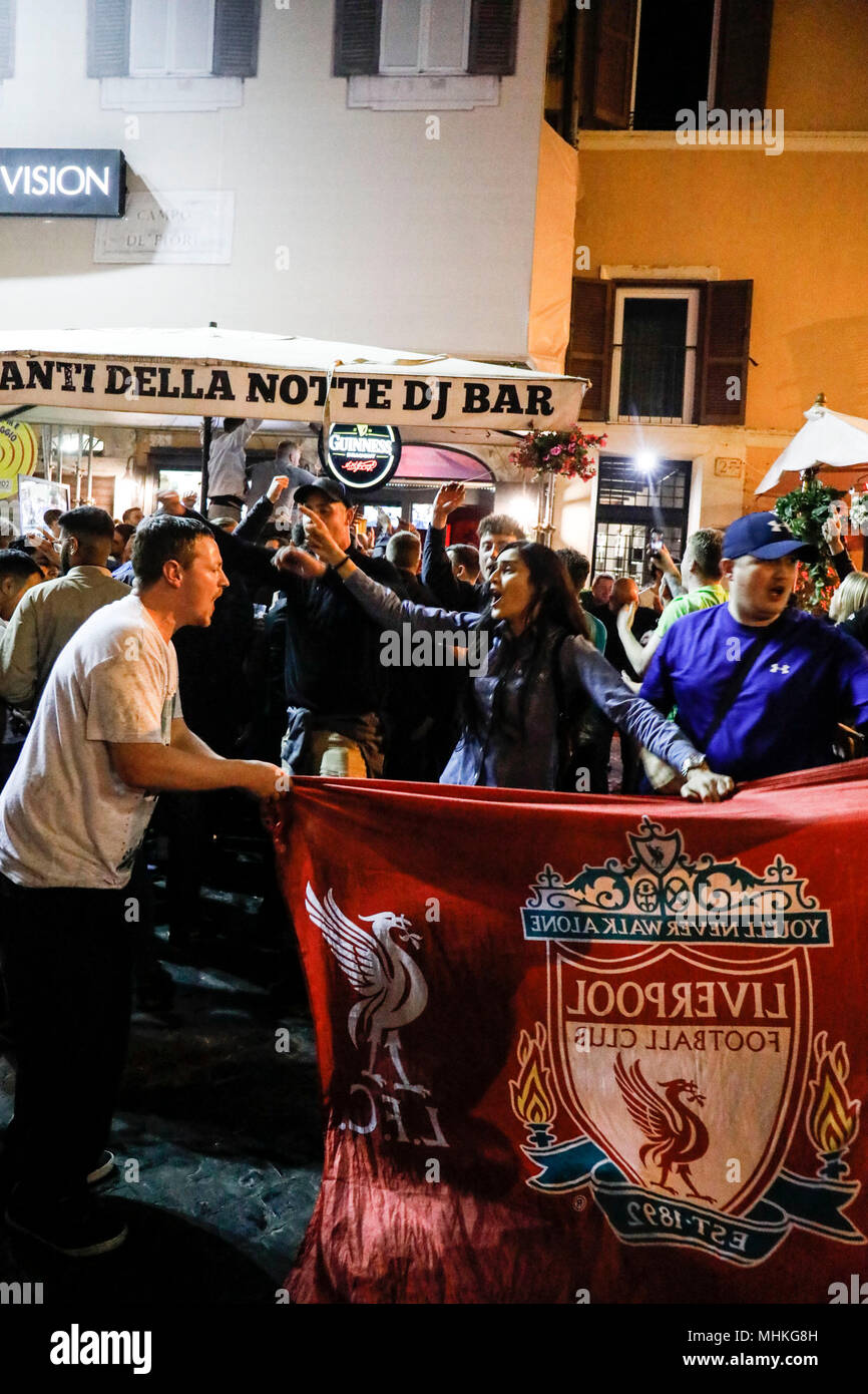 The first Liverpool fans arrived in Rome. Fountains fenced and fans in ...