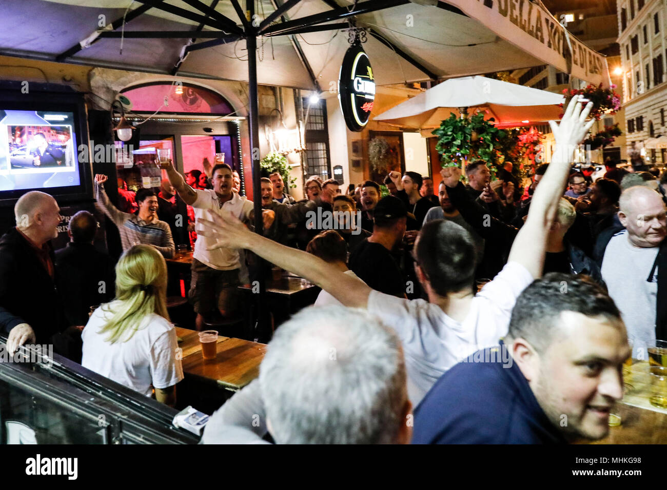 The first Liverpool fans arrived in Rome. Fountains fenced and fans in ...