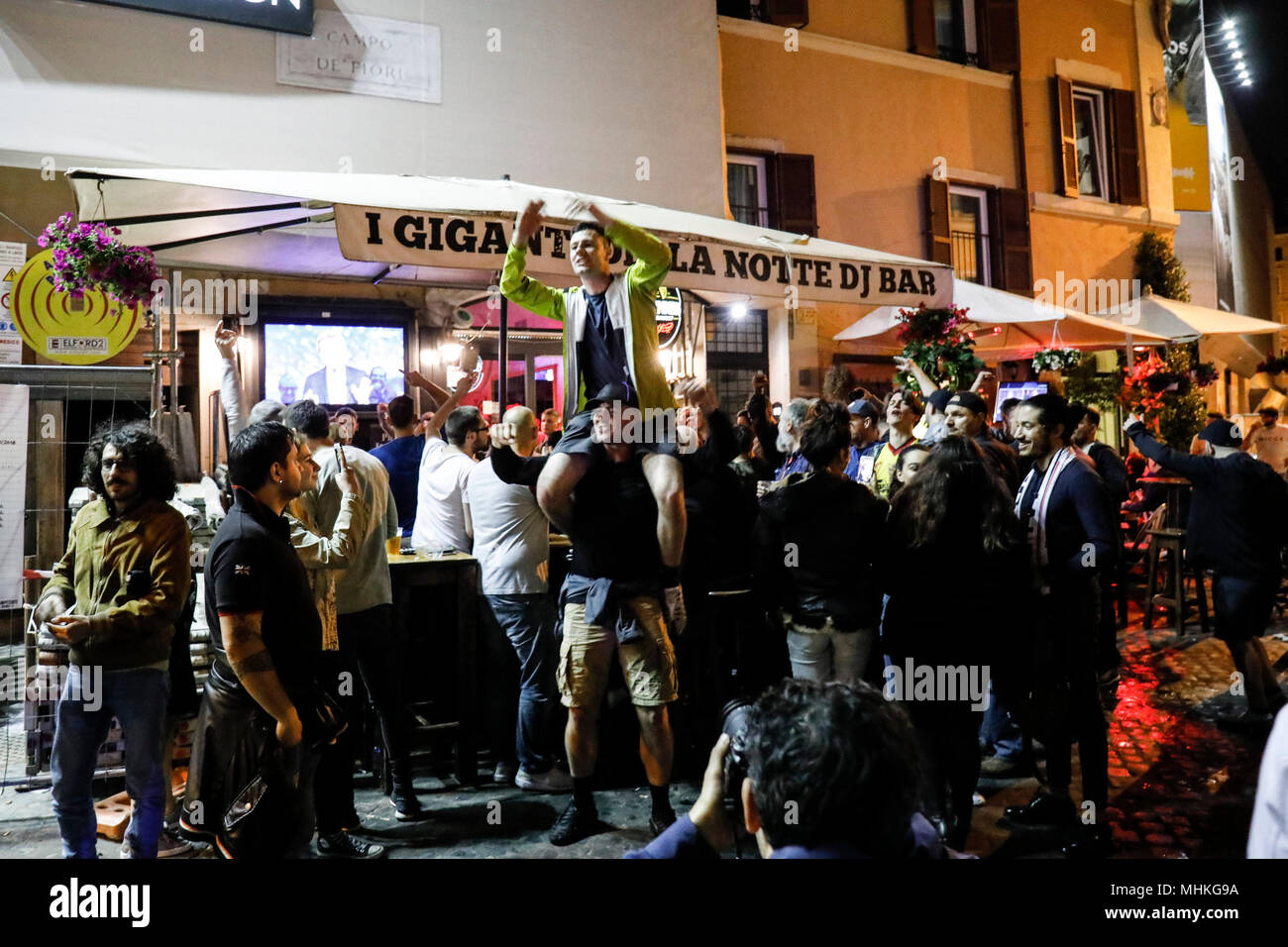 The first Liverpool fans arrived in Rome. Fountains fenced and fans in ...