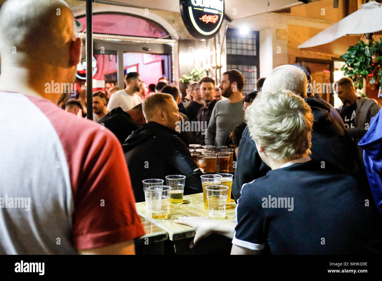 The first Liverpool fans arrived in Rome. Fountains fenced and fans in ...