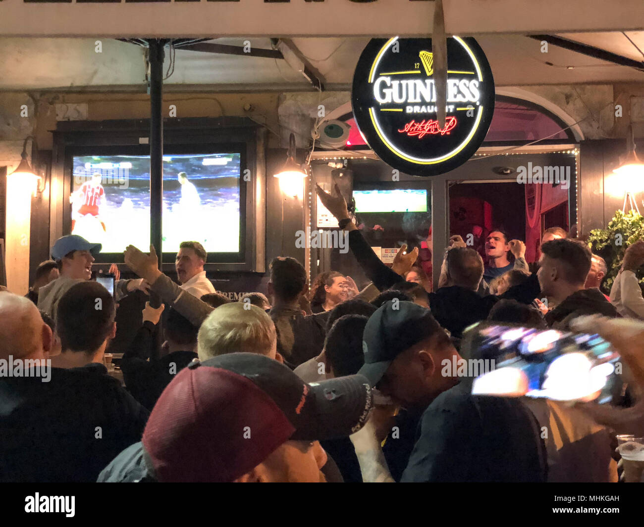 The first Liverpool fans arrived in Rome. Fountains fenced and fans in ...