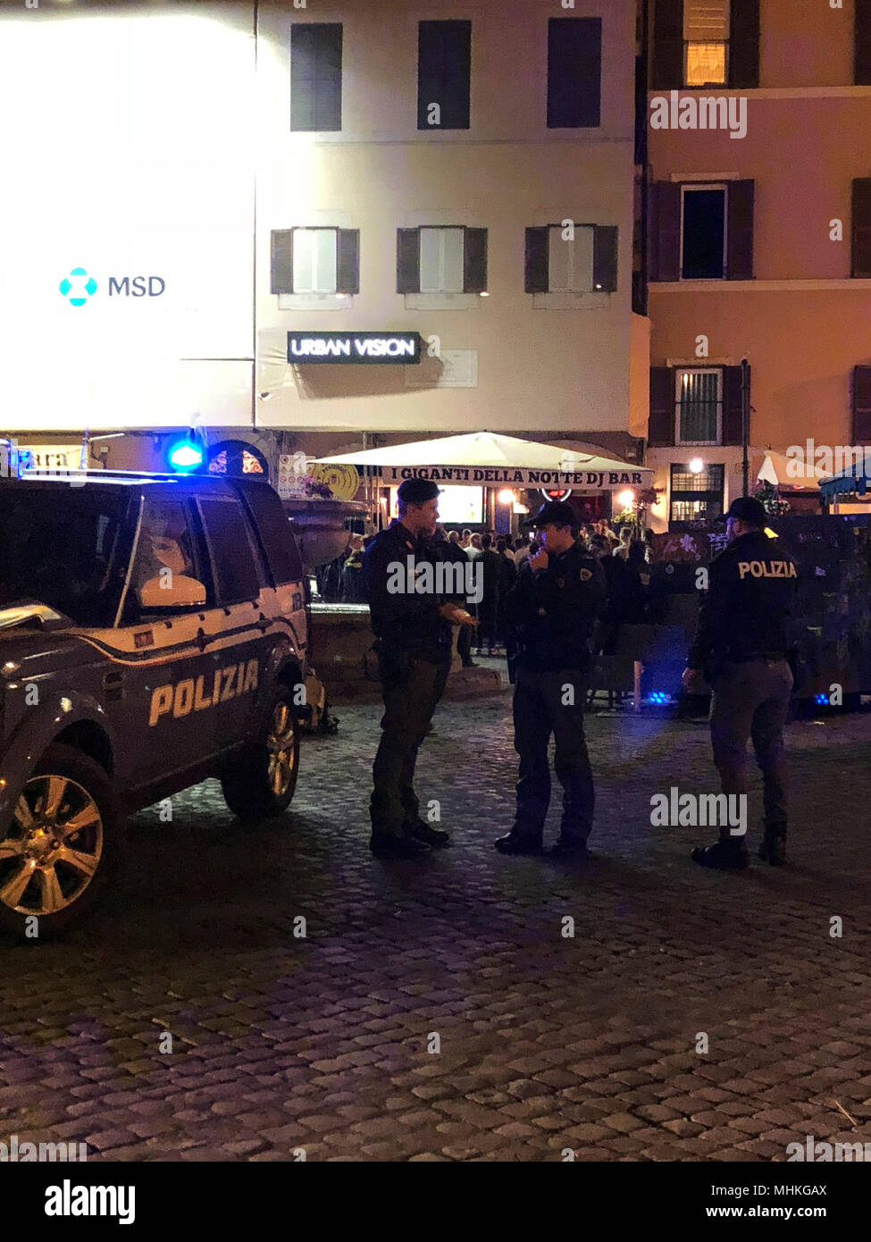 The first Liverpool fans arrived in Rome. Fountains fenced and fans in ...