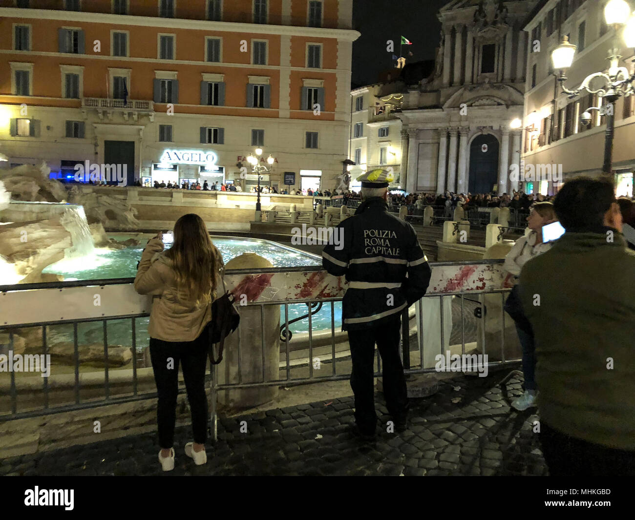 The first Liverpool fans arrived in Rome. Fountains fenced and fans in ...