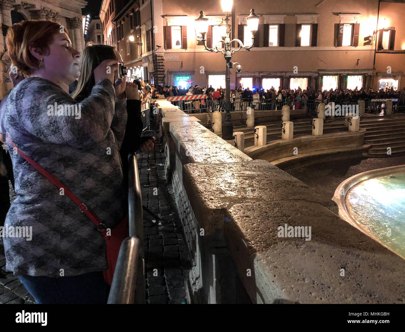 The first Liverpool fans arrived in Rome. Fountains fenced and fans in ...