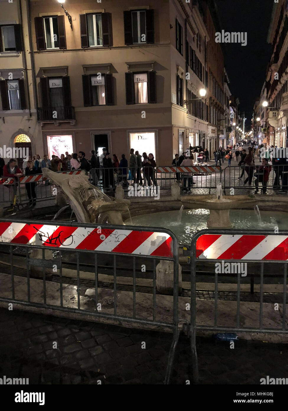 The first Liverpool fans arrived in Rome. Fountains fenced and fans in ...