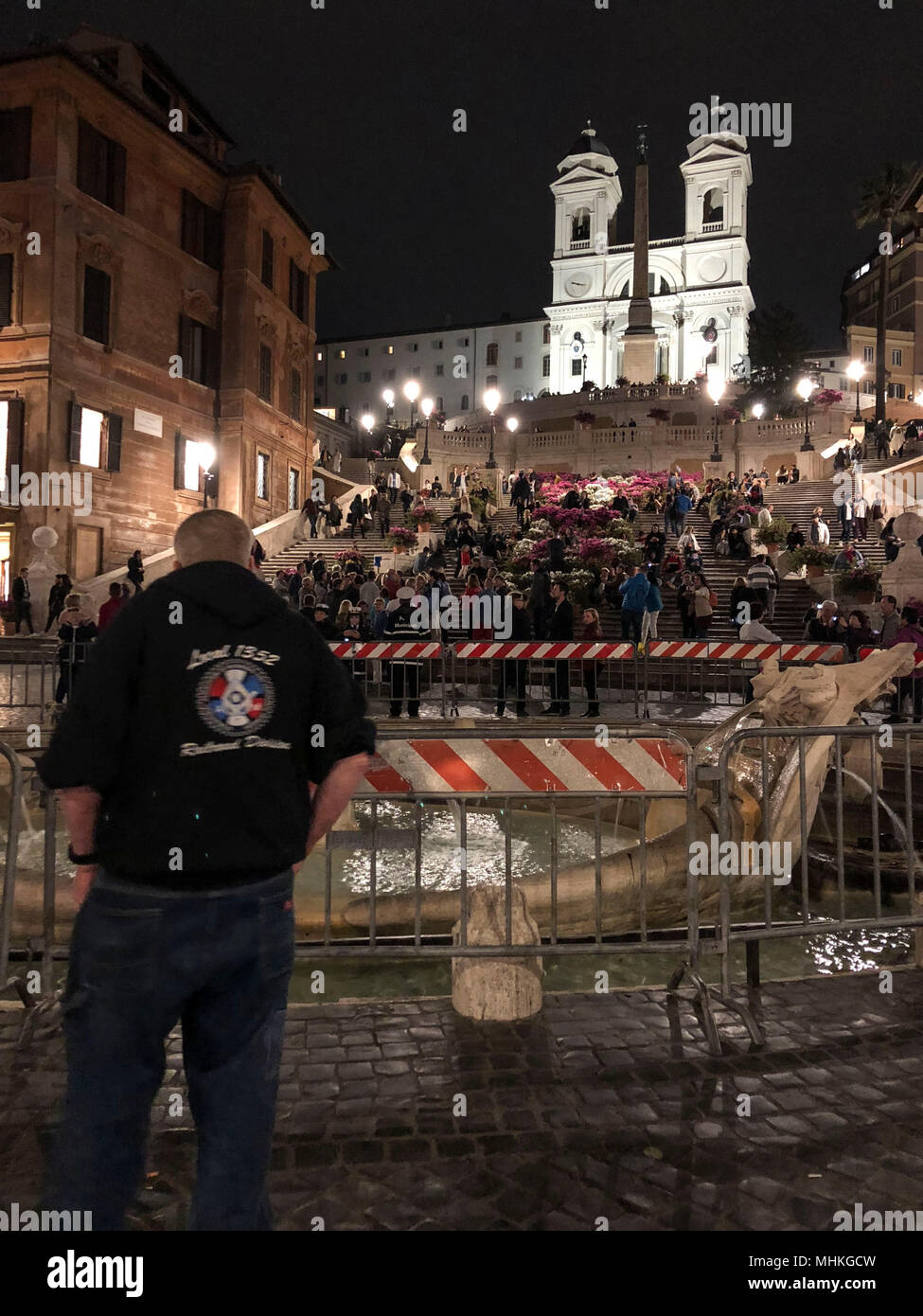 The first Liverpool fans arrived in Rome. Fountains fenced and fans in ...