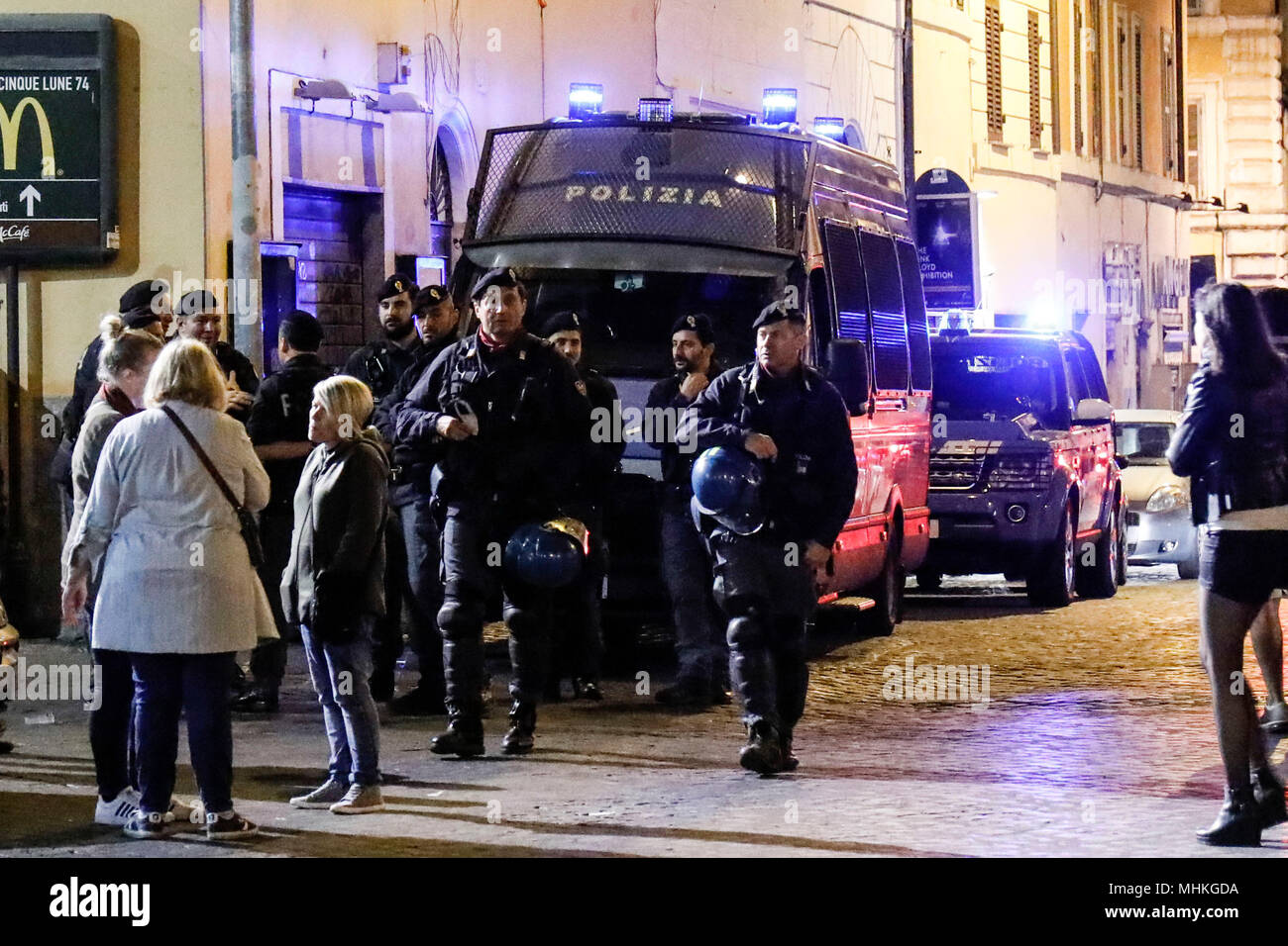 The first Liverpool fans arrived in Rome. Fountains fenced and fans in ...