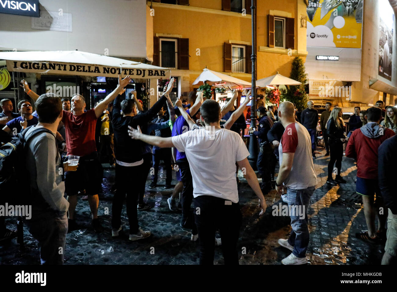 The first Liverpool fans arrived in Rome. Fountains fenced and fans in ...