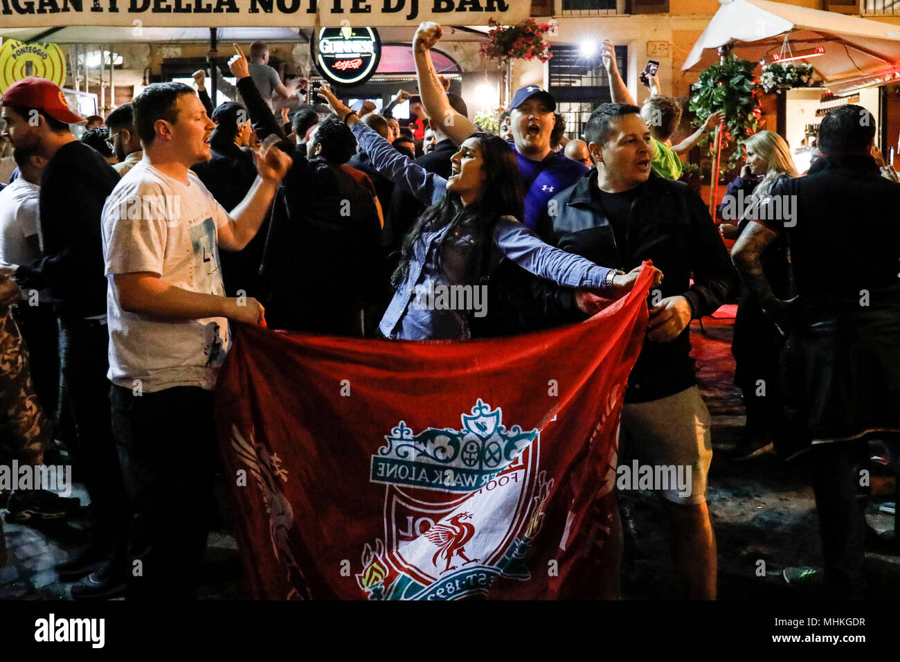 The first Liverpool fans arrived in Rome. Fountains fenced and fans in ...