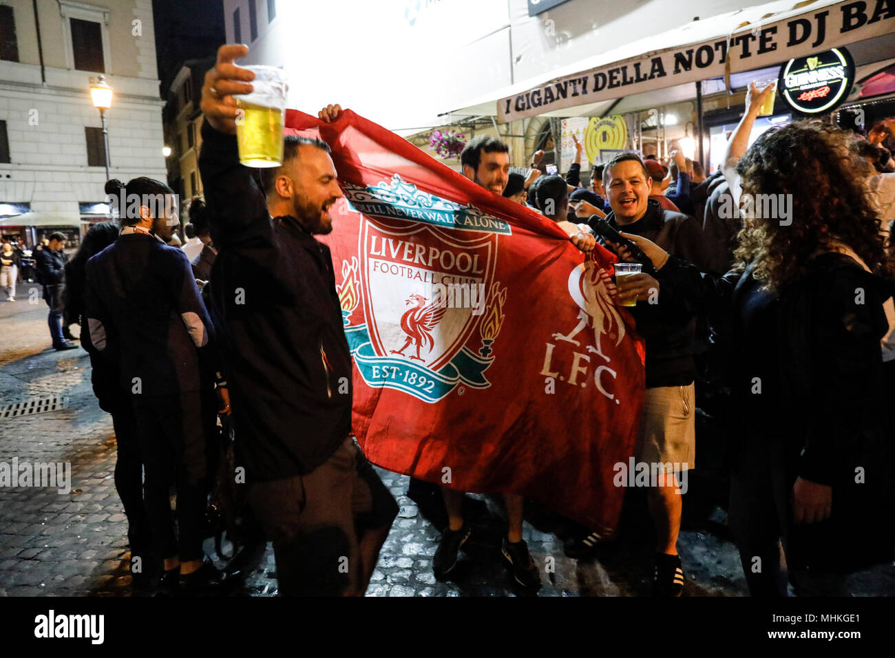 The first Liverpool fans arrived in Rome. Fountains fenced and fans in ...