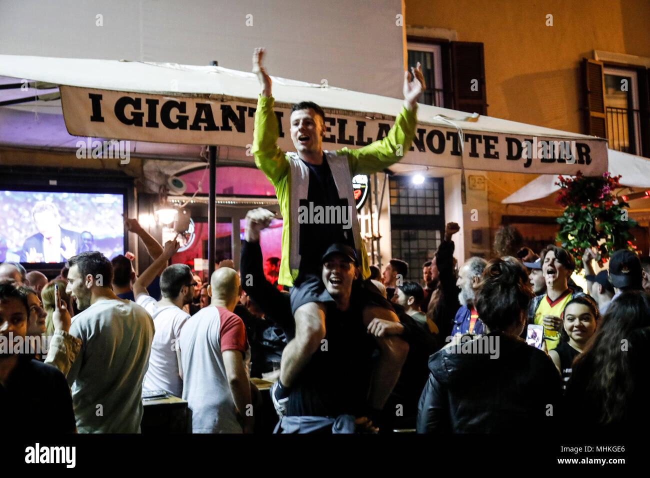 The first Liverpool fans arrived in Rome. Fountains fenced and fans in ...