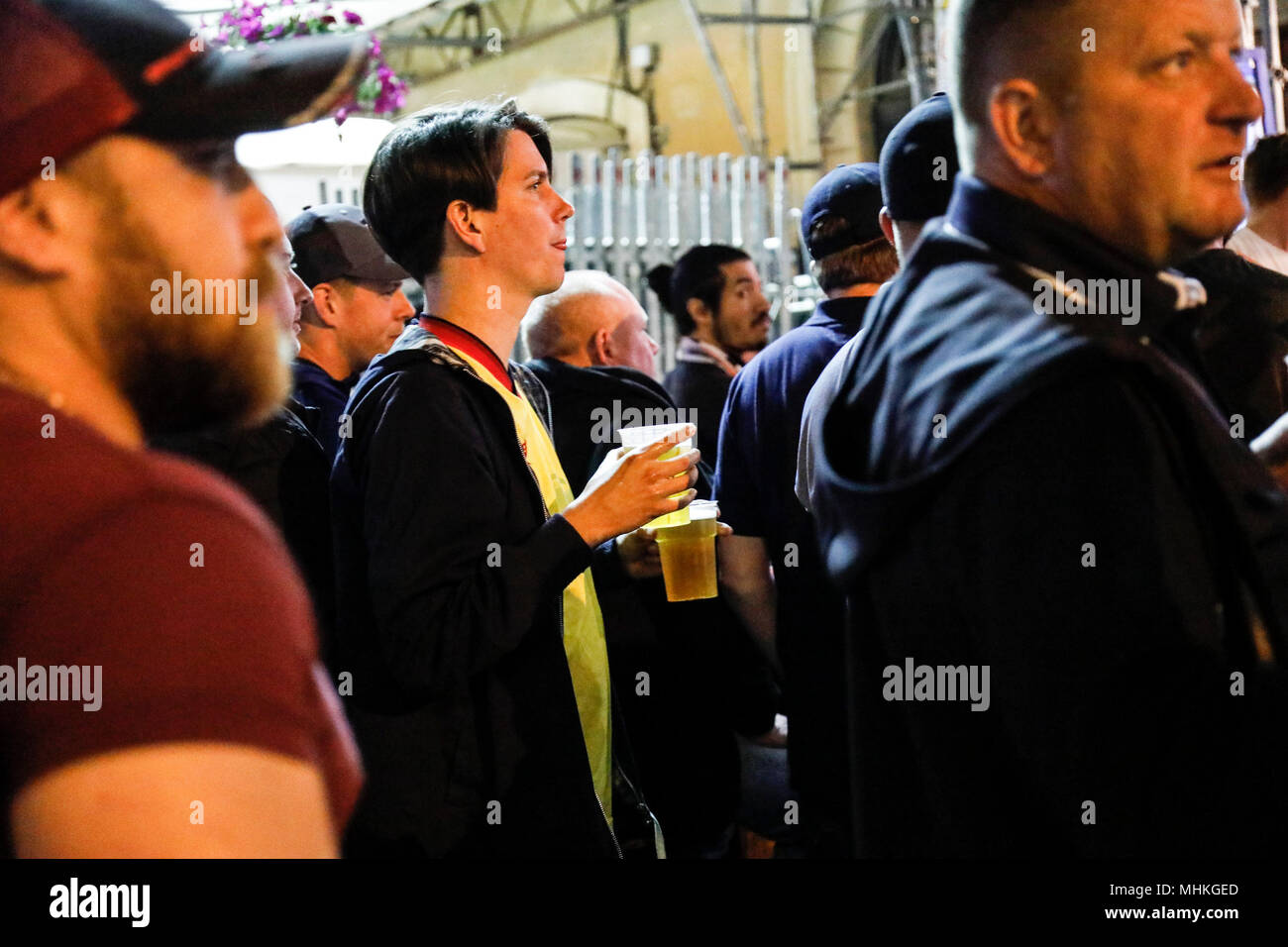 The first Liverpool fans arrived in Rome. Fountains fenced and fans in ...