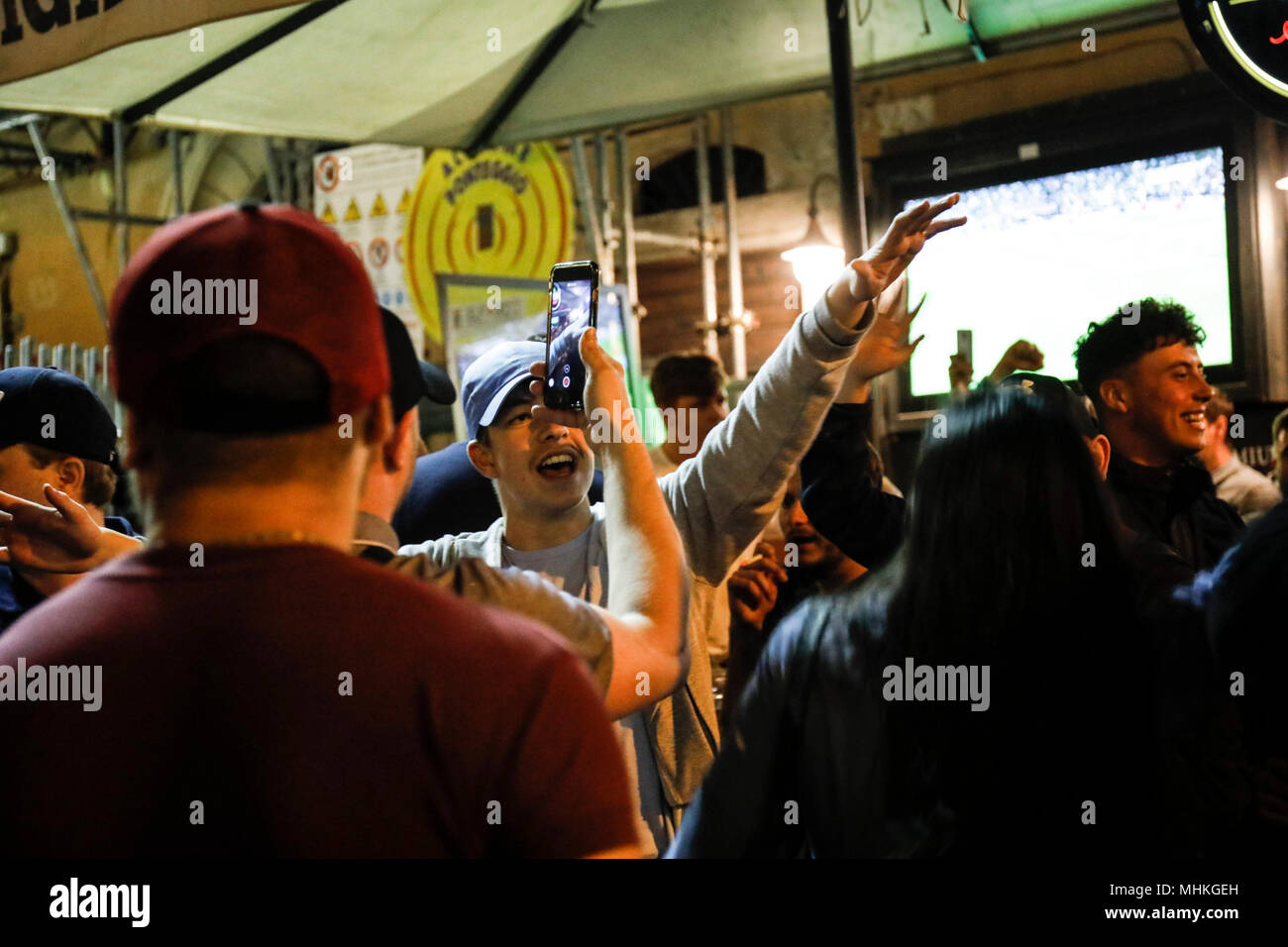 The first Liverpool fans arrived in Rome. Fountains fenced and fans in ...