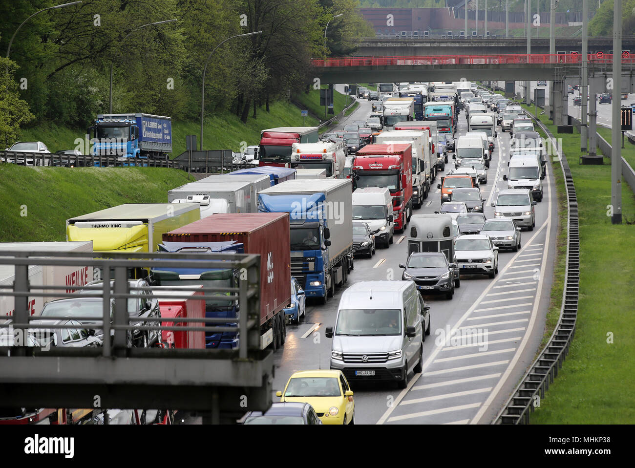 25 April 2018, Germany, Hamburg: Vehicles stuck in traffic on the ...