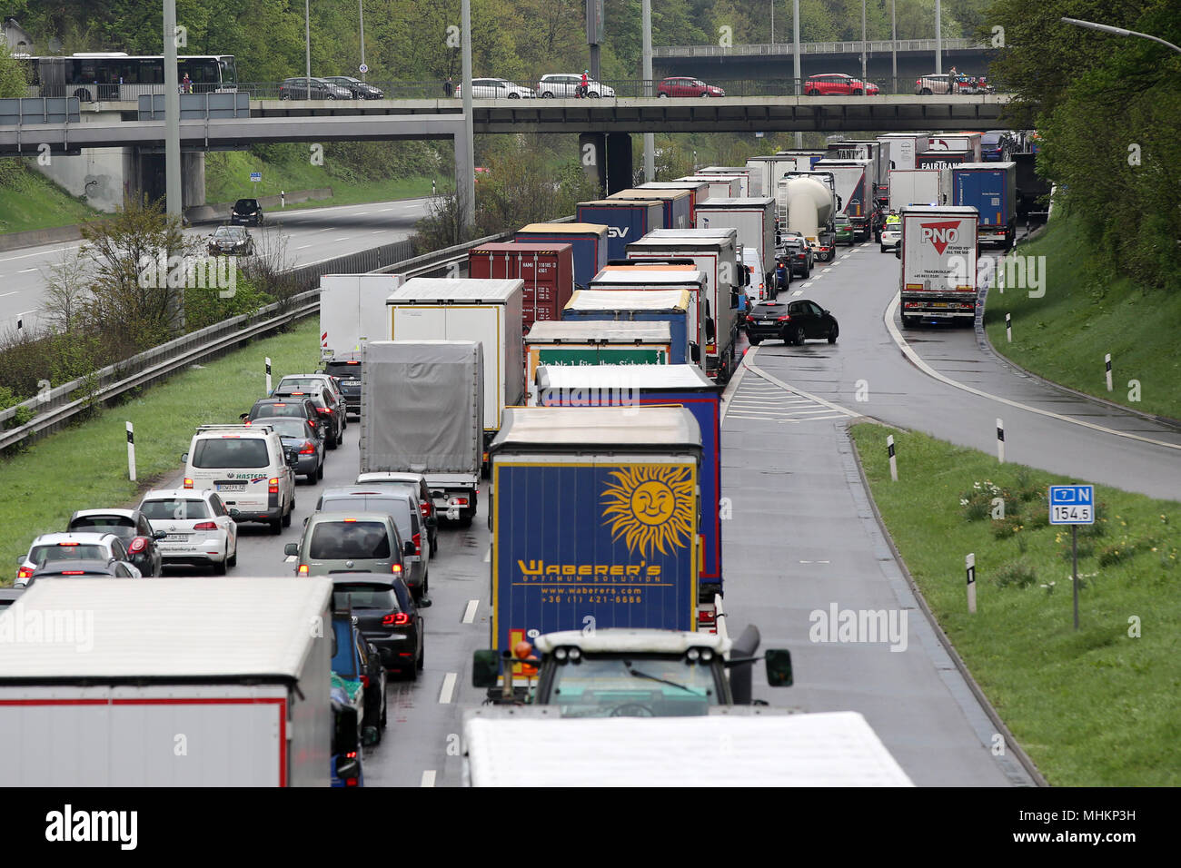 25 April 2018, Germany, Hamburg: Vehicles stuck in traffic on the ...