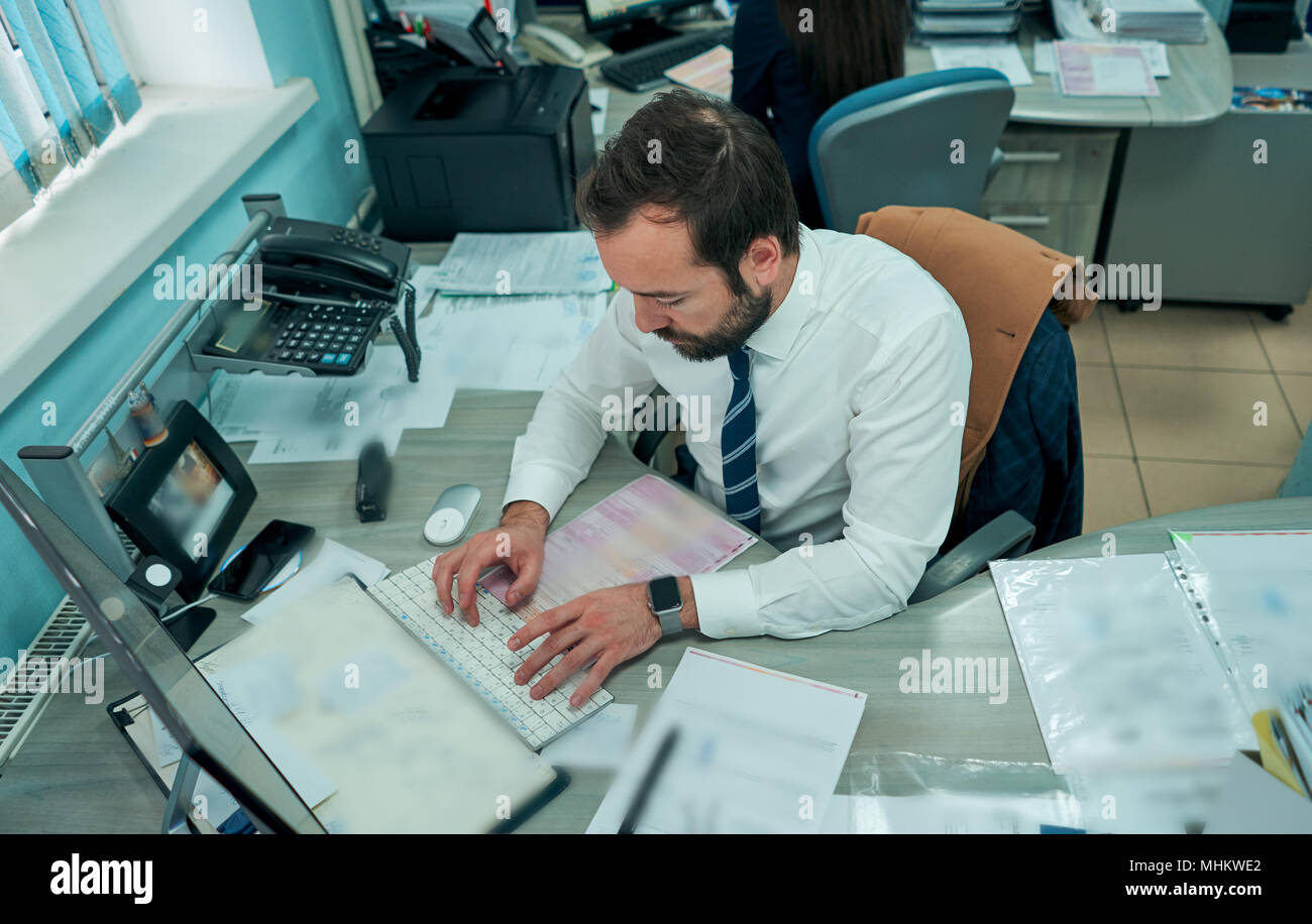 Office worker at pc screen hi-res stock photography and images - Alamy