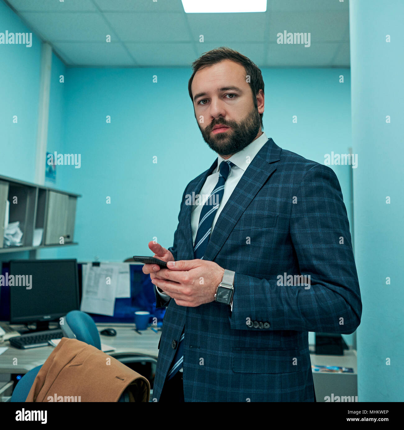 Workers at desktop computer screen hi-res stock photography and images ...