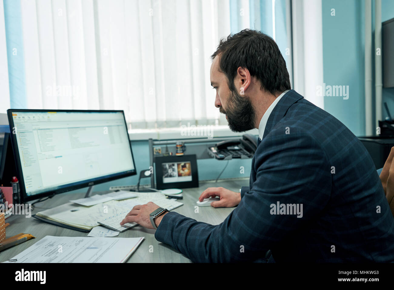 Workers at desktop computer screen hi-res stock photography and images ...
