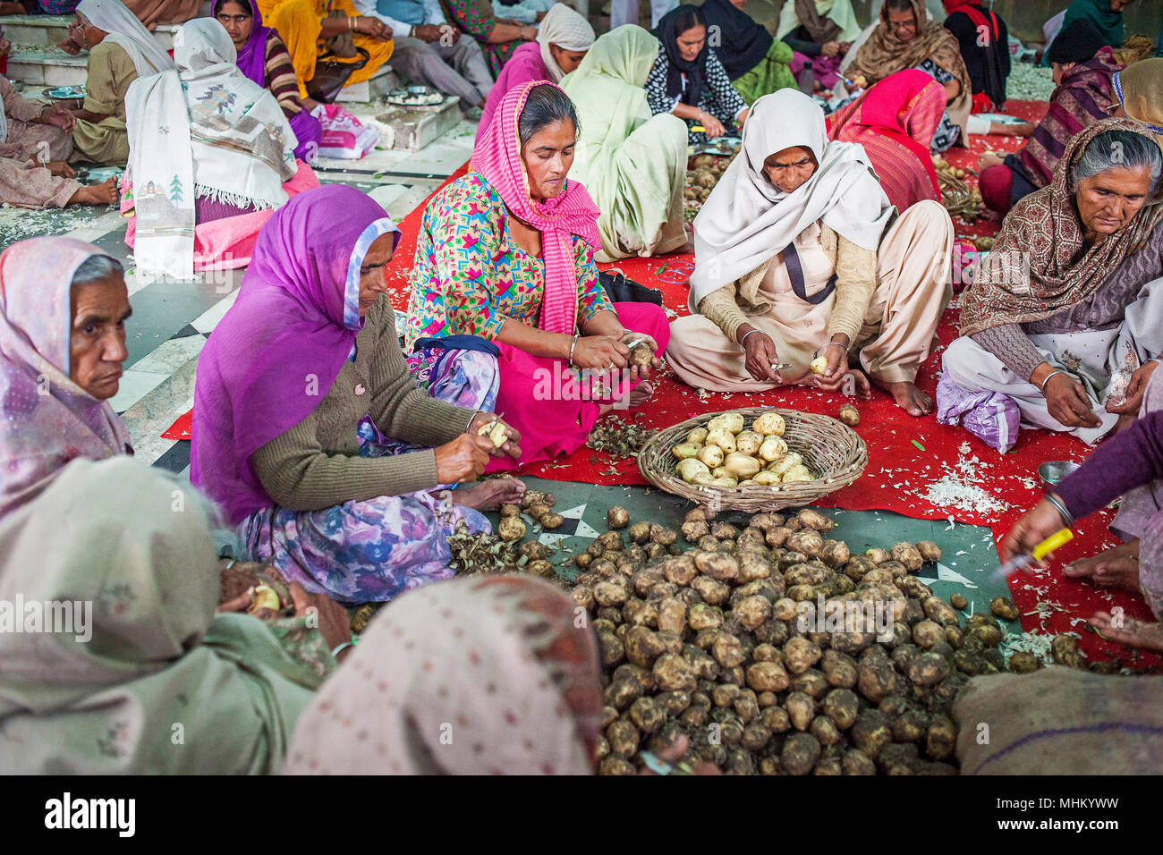 Indian woman sitting golden temple hi-res stock photography and images ...