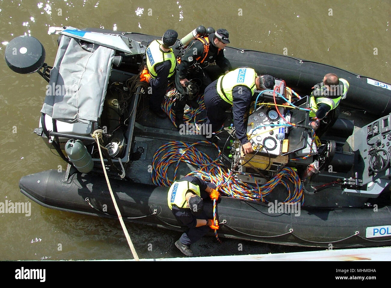 Professional diver at work underwater hi-res stock photography and ...