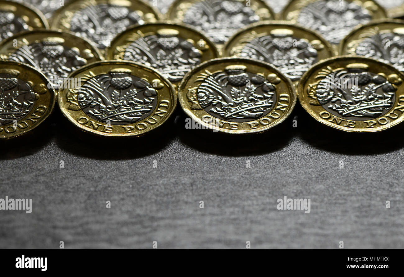 New pound coins lined up in a pattern Stock Photo - Alamy