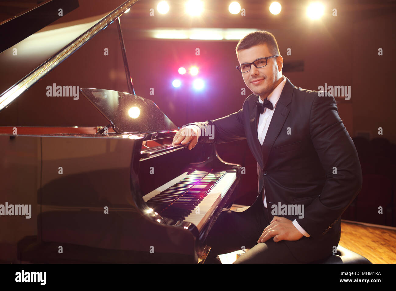 Piano player hi-res stock photography and images - Alamy