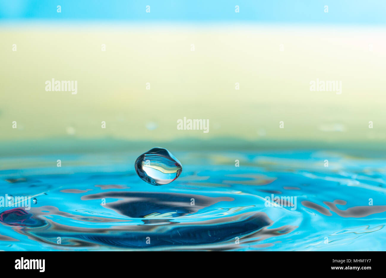 Splash splashing drop circle hi-res stock photography and images - Alamy
