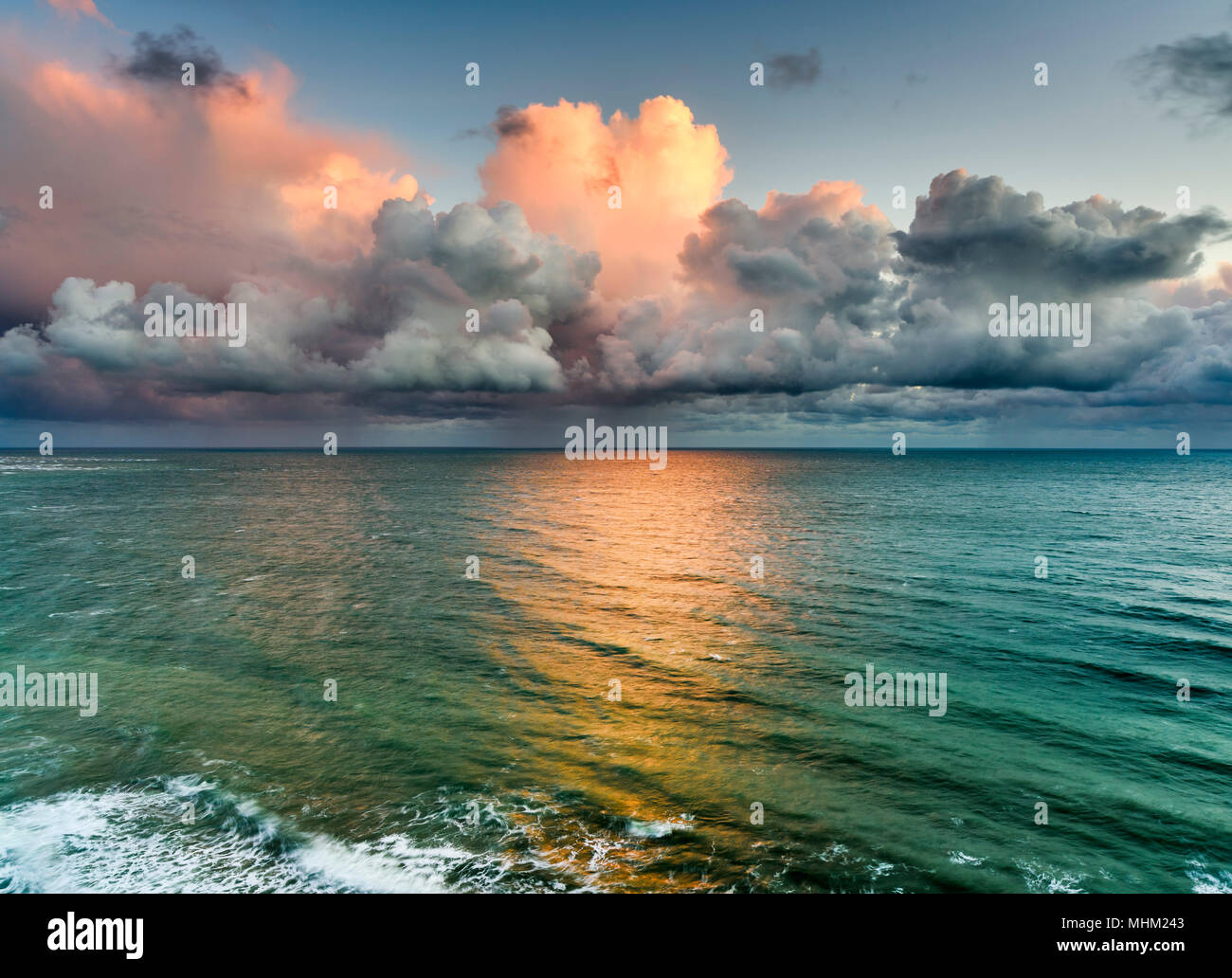 Cloud heart hi-res stock photography and images - Alamy