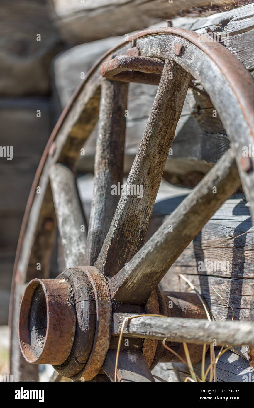 The old wooden wheel Stock Photo - Alamy
