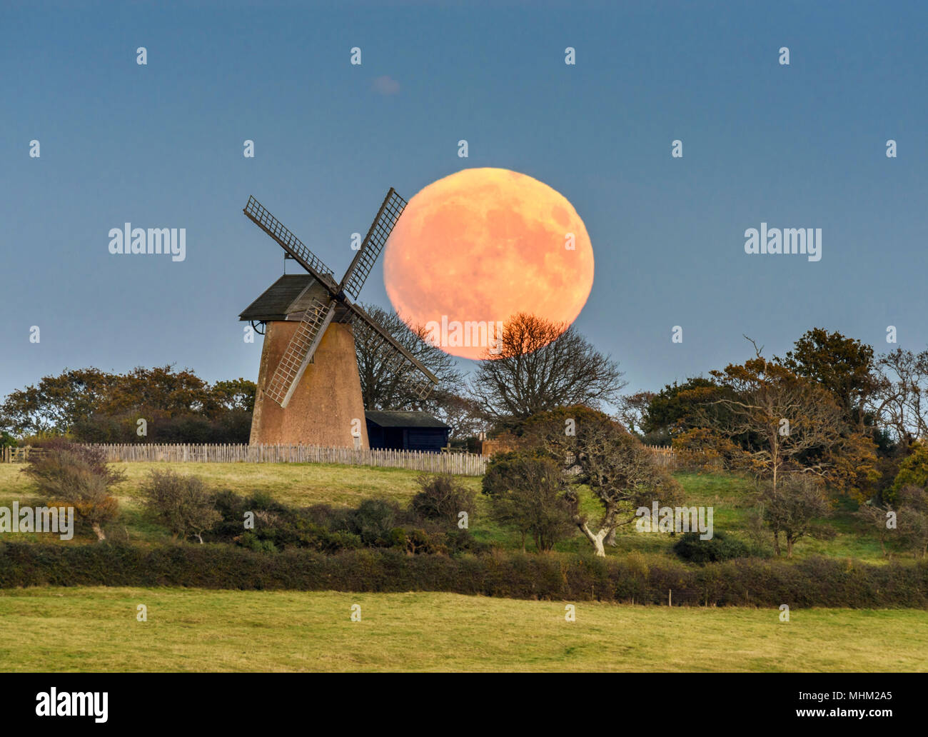 Rising super moon hi-res stock photography and images - Alamy