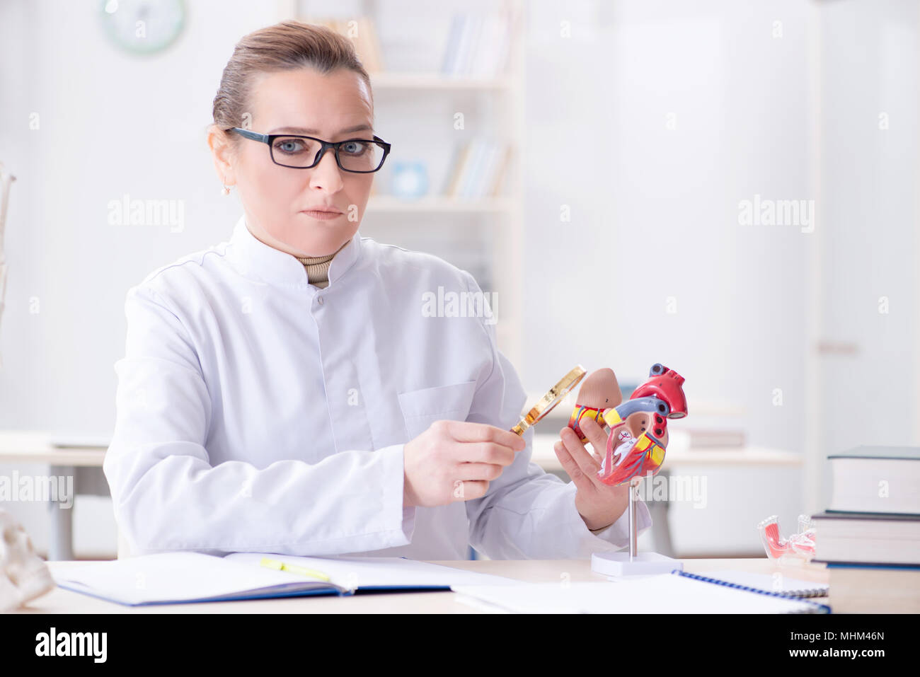 Doctor lecturer explaining various parts of heart Stock Photo - Alamy