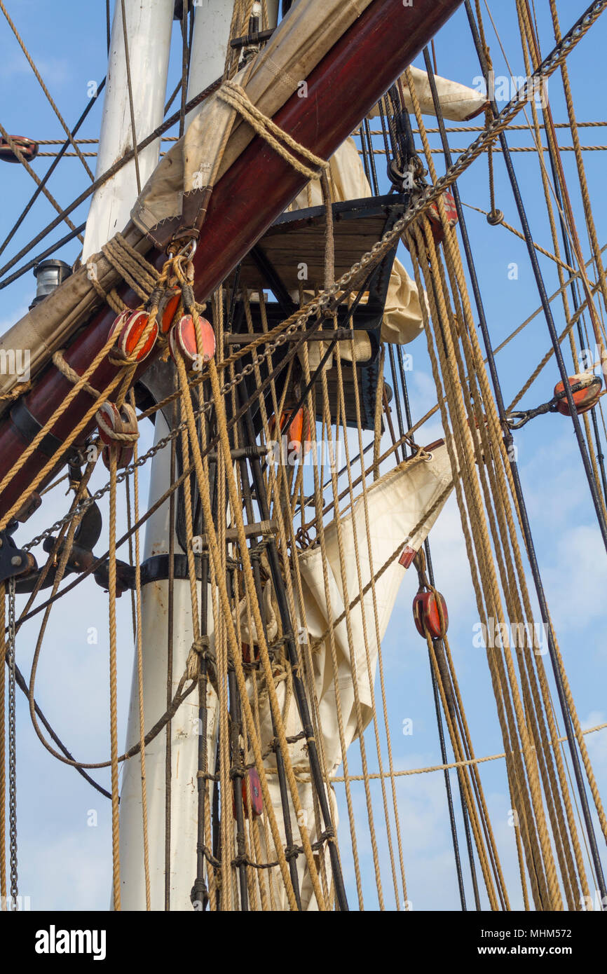 Ships rigging hi-res stock photography and images - Alamy