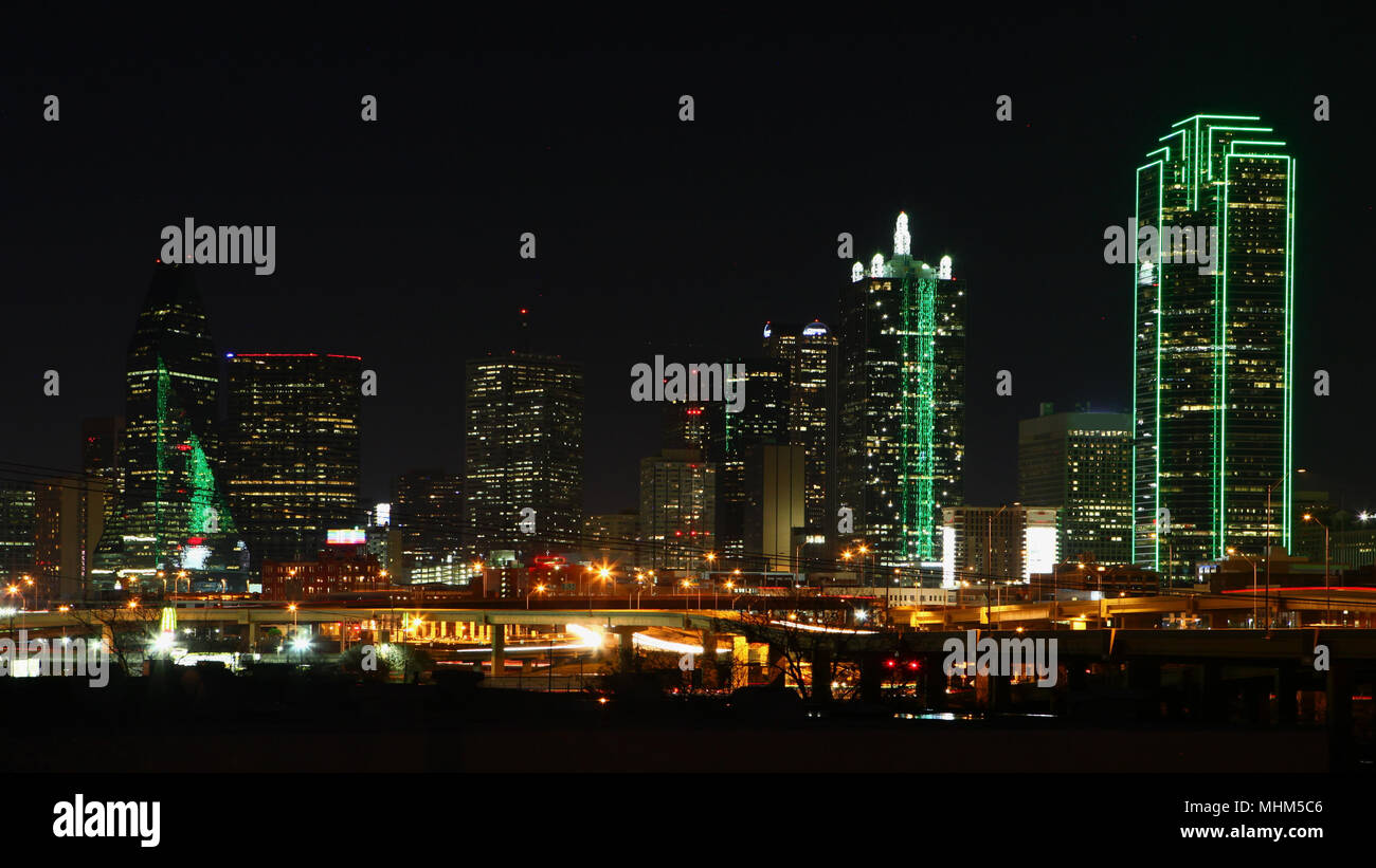 The skyline of Dallas at night Stock Photo - Alamy