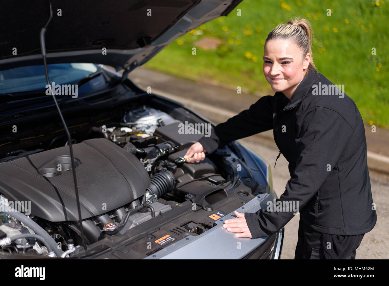 Mechanic roadside repair hi-res stock photography and images - Alamy
