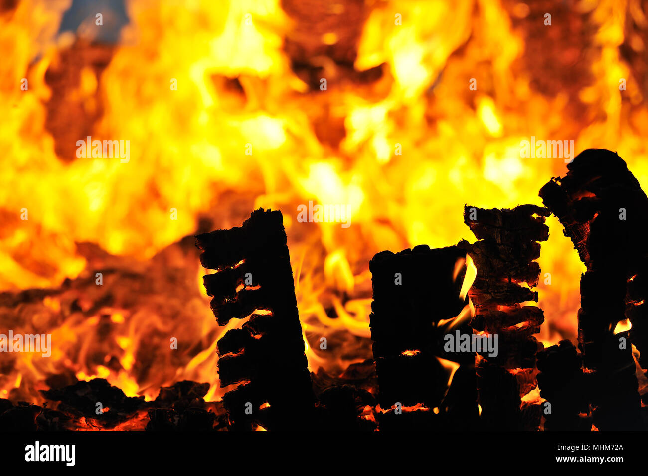 Remnants of wooden wall burnt by fire flames Stock Photo - Alamy