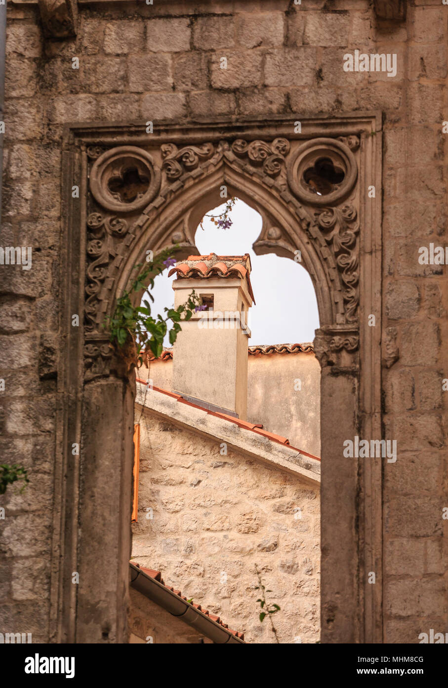 Buildings through stone arch wall hi-res stock photography and images ...