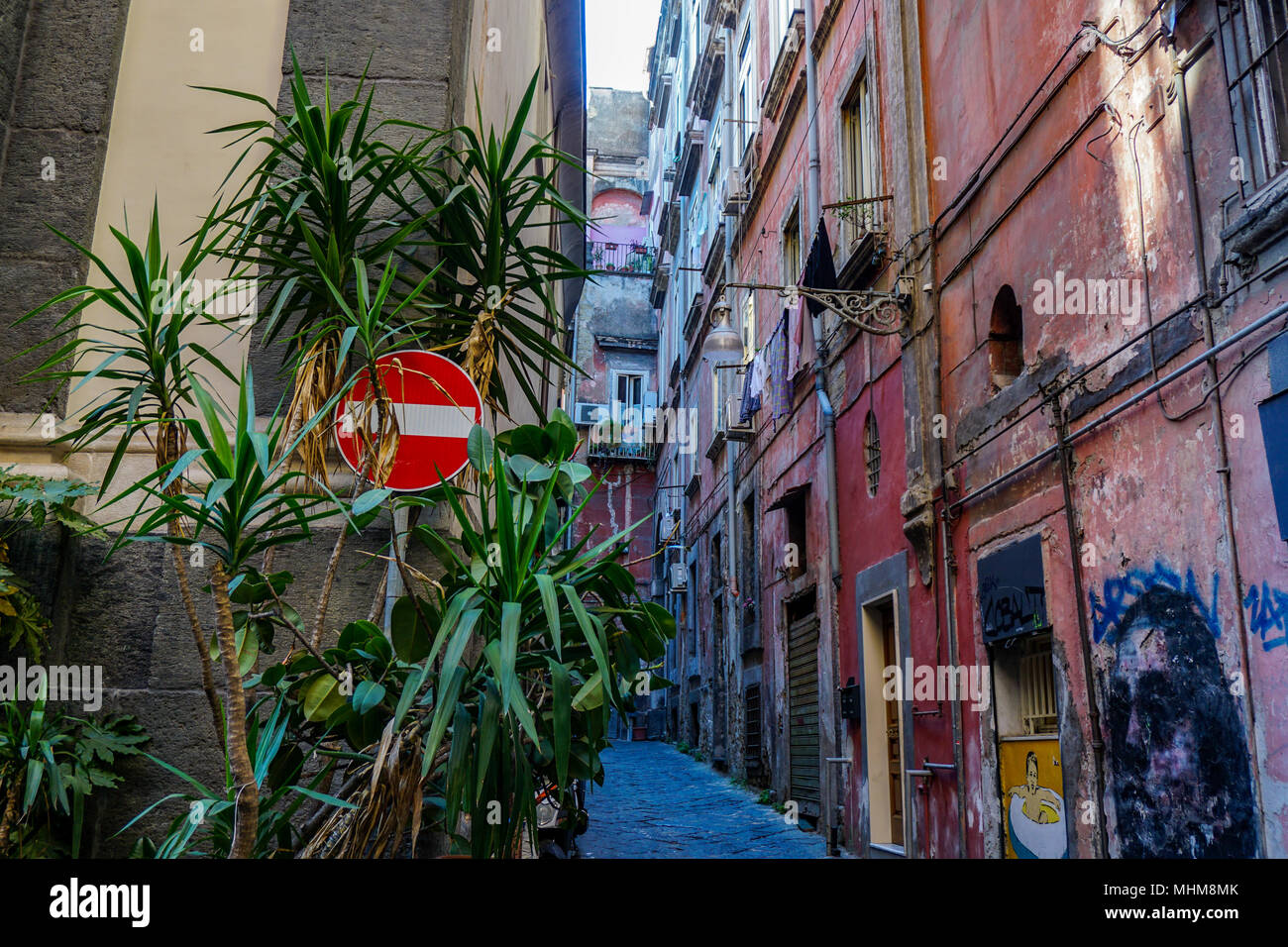 Gritty hi-res stock photography and images - Alamy