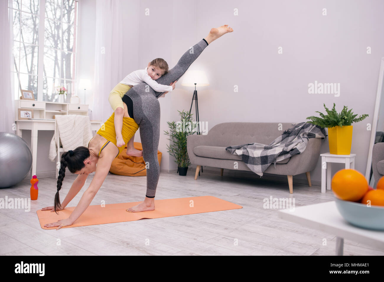 Athletic mummy doing exercises with her kid Stock Photo - Alamy