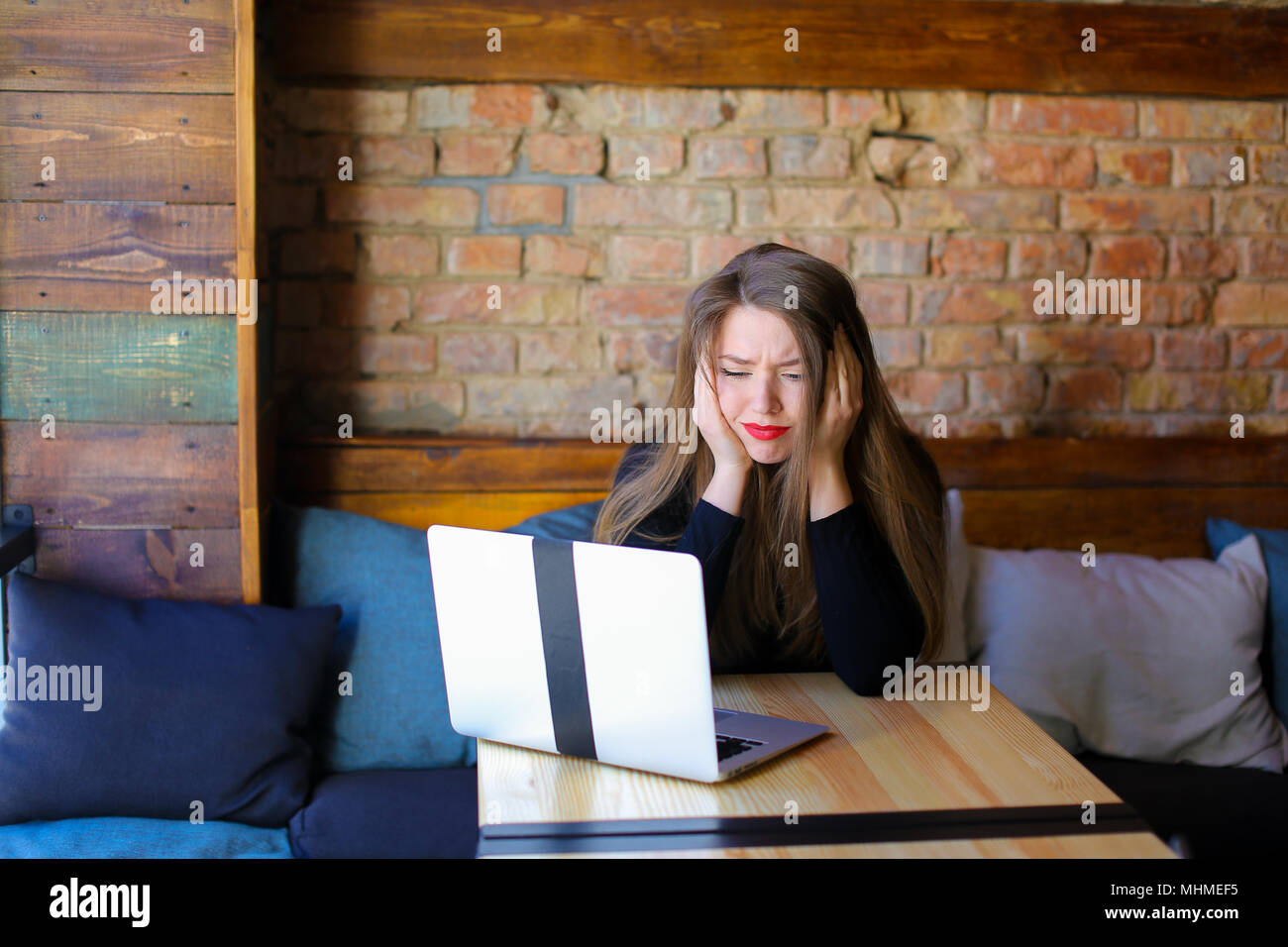 Red lips sofa hi-res stock photography and images - Alamy