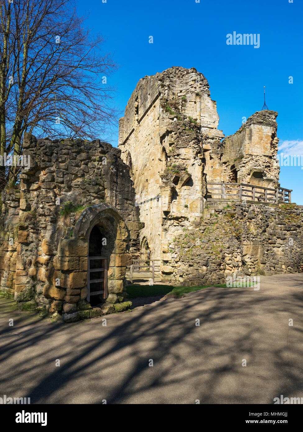 Castle keep ruins hi-res stock photography and images - Alamy